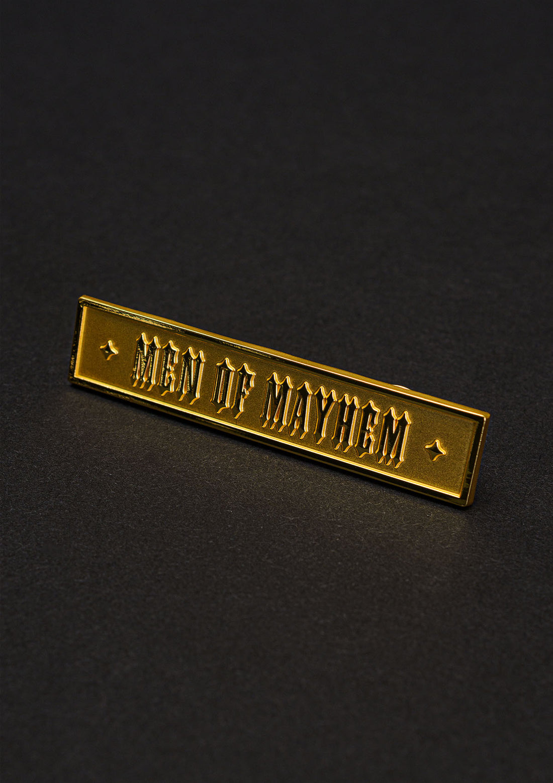 MEN OF MAYHEM I Anstecker I Pin Men of Mayhem Gold I Für Weste, Jacke