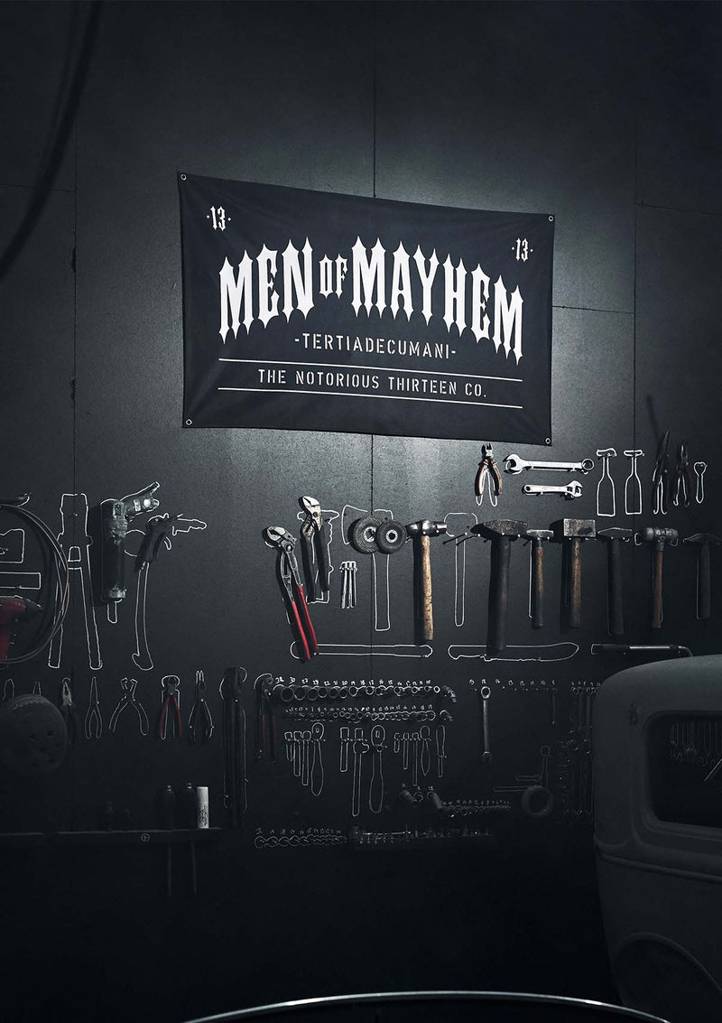MEN OF MAYHEM Banner mit Ösen zum Aufhängen